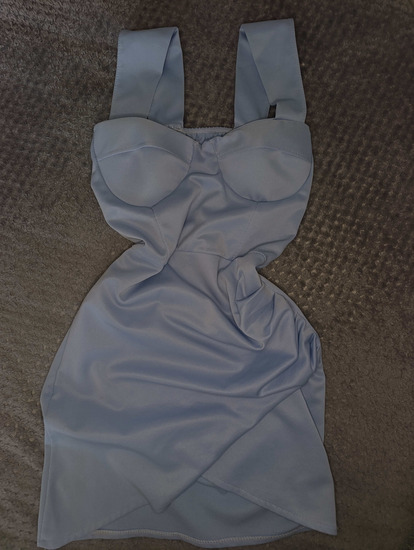 Elegantna mini haljina na preklop sa korpama