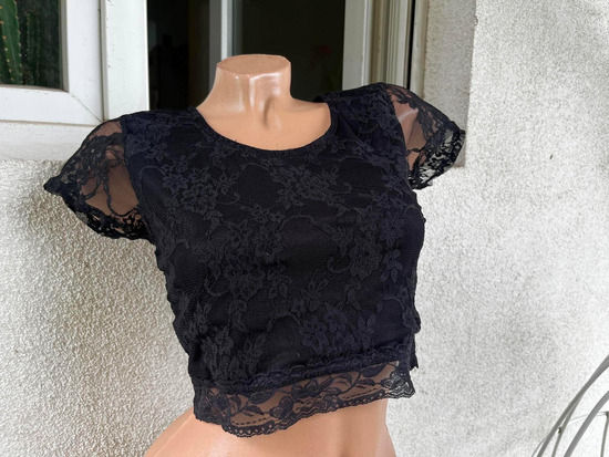 Crni cipkani croptop