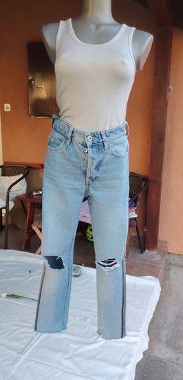 Zara svetle iscepane farmerke sa trakom XS/S