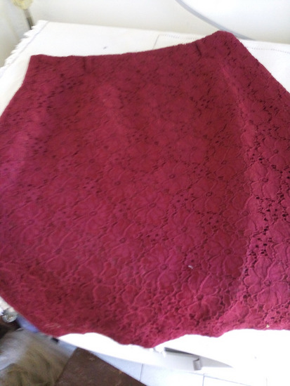 Kaffe bordo cipkana suknja M