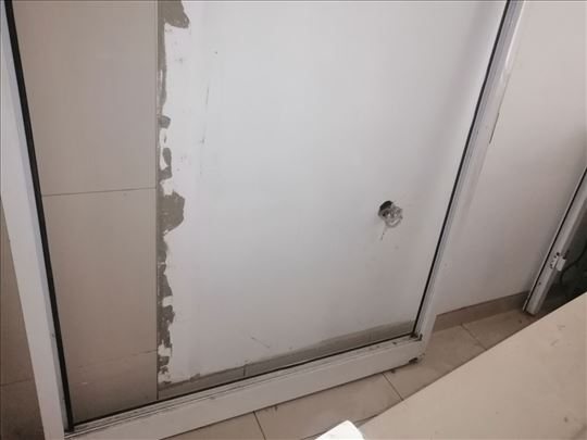 Aluminijumski portal sa vratima bez stakla