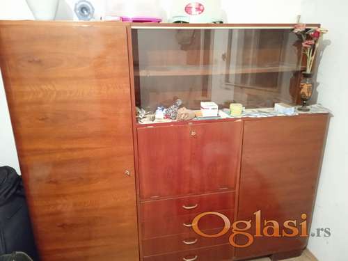Prodajem hitno starinski ormar