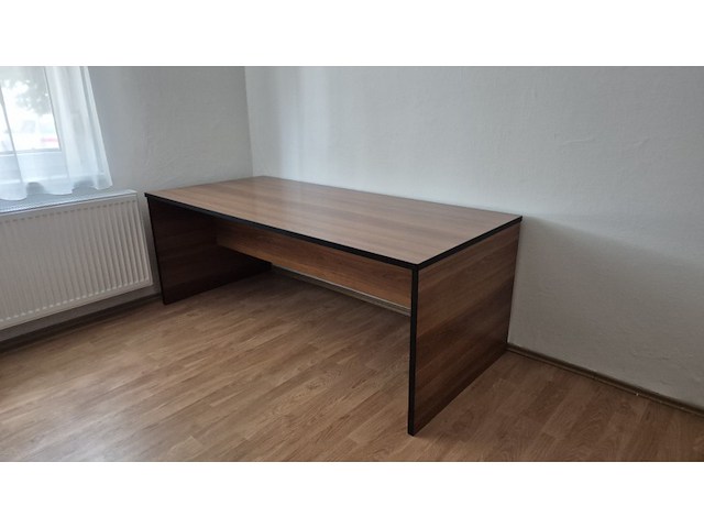 Kancelarijski sto