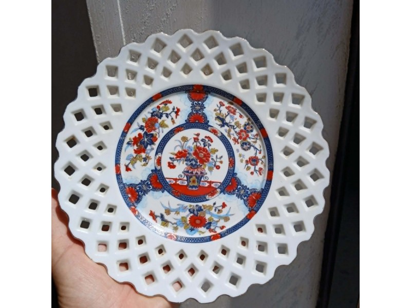 Zidni porcelanski tanjir filigranski mrežasti obod