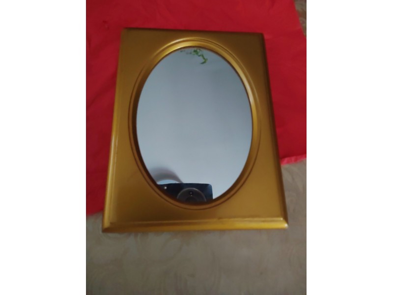 savrseno ogledalo dimenzija 22.cm sa 17. cm.