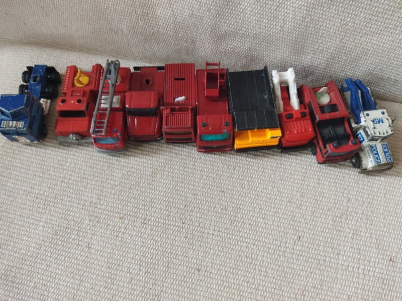 Lot od 10 kamiona, matchbox, siku, majorette...
