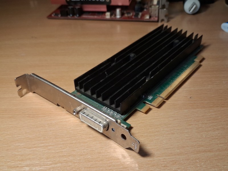 Quadro NVS 290 graficka - neispitana