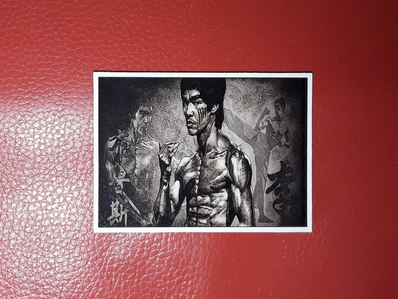 Magnet za frižider – motiv Brus Li (oko 7 x 5 cm)