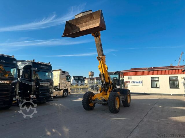 Utovarivač na točkovima
JCB TM 320 T4F * AGRI * Q-FIT * 40Km/h * VOLLGUMMI *