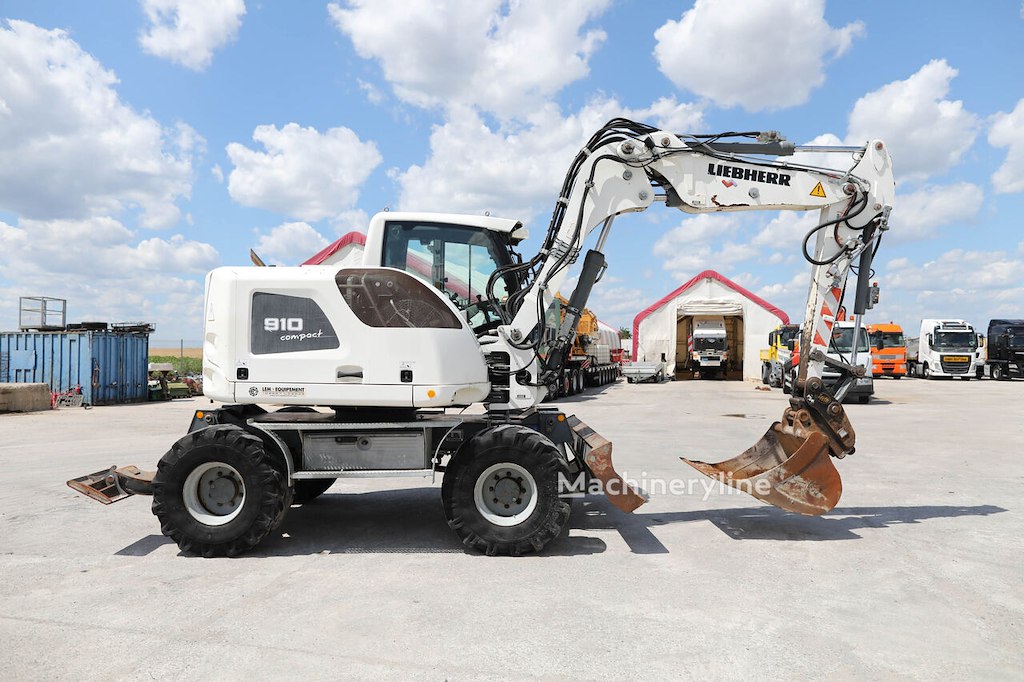 Liebherr A 910 Compact bager točkaš