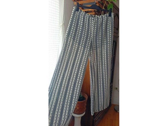 savršene pantalone H&;;;;;M crno belog veza sa modelom šorts