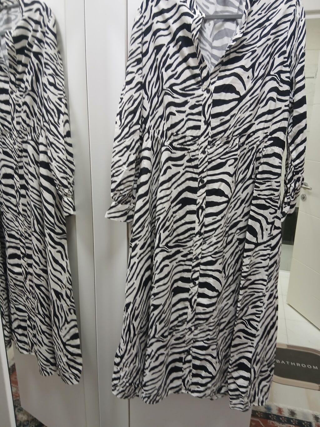 Haljina sa zebra printom - Dizajn: crno‑beli zebra uzorak, V‑izrez. -