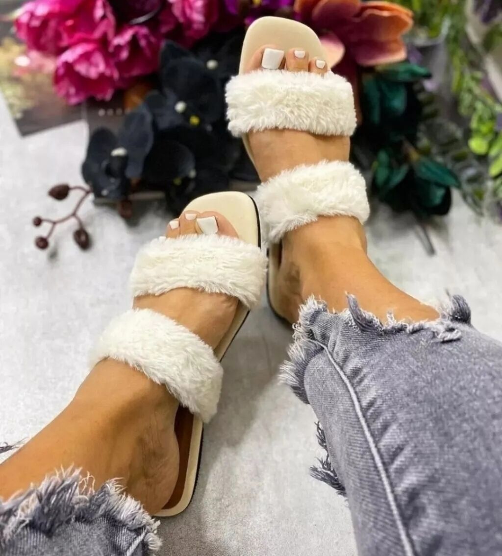 Ženske papuče sa dva krzna­­sta kaiša - Model: ravne slip-on papuče