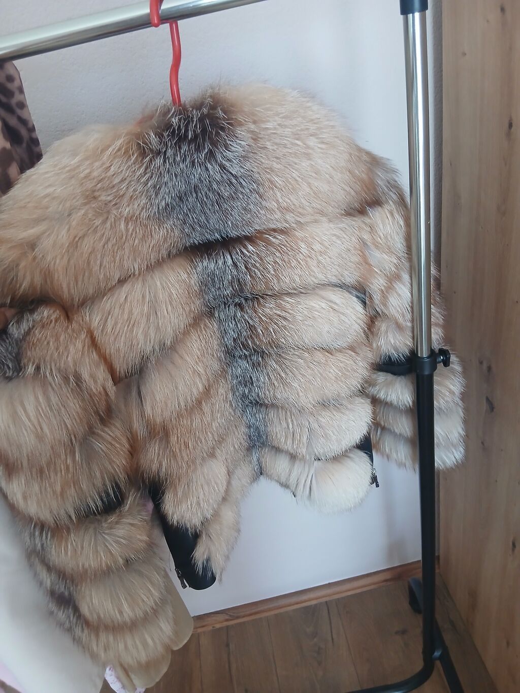 Ženska bunda od prirodnog krzna – kratki model do kukova - Tip