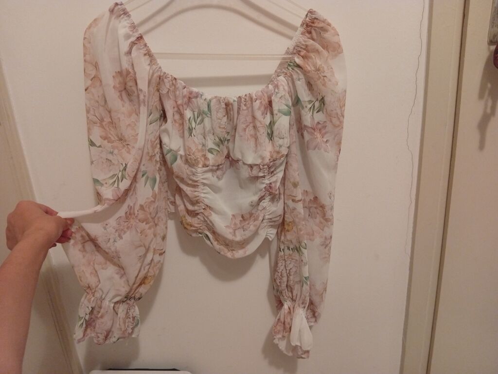 Romantična ženska bluza sa cvetnim printom - Model: bluza sa