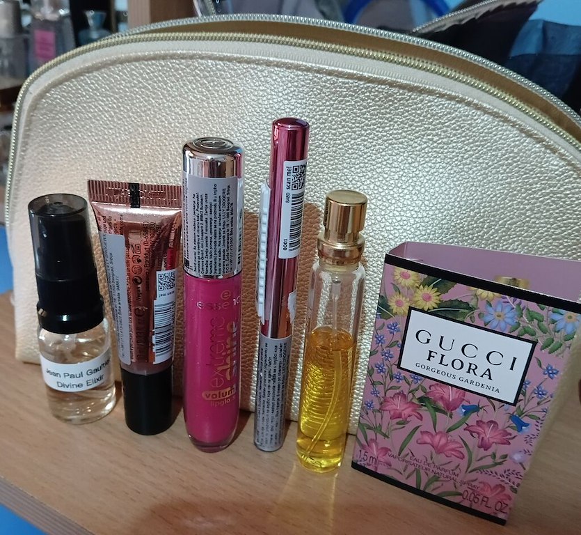 Set kozmetike i parfemskih miniatura + neseser Sadržaj: - Gucci Flora