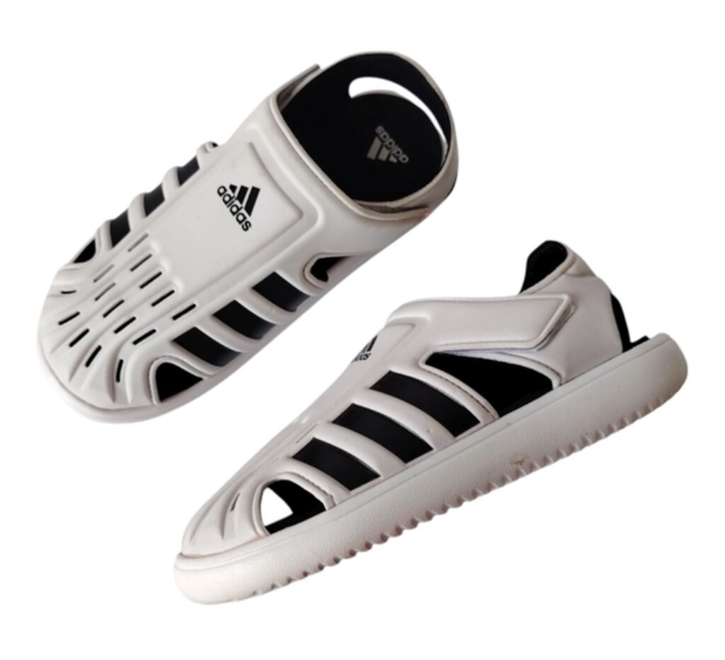 Nove Adidas sandale za dečake 34,ug 21cm - Dizajn: otvoreni prsti i