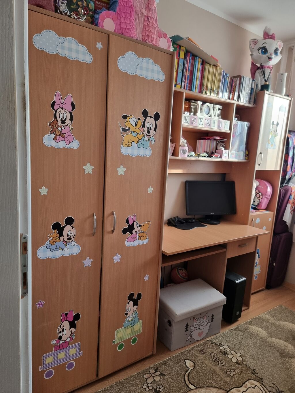Dečija sobna garnitura – ormar + radni sto sa policama i dodatnim