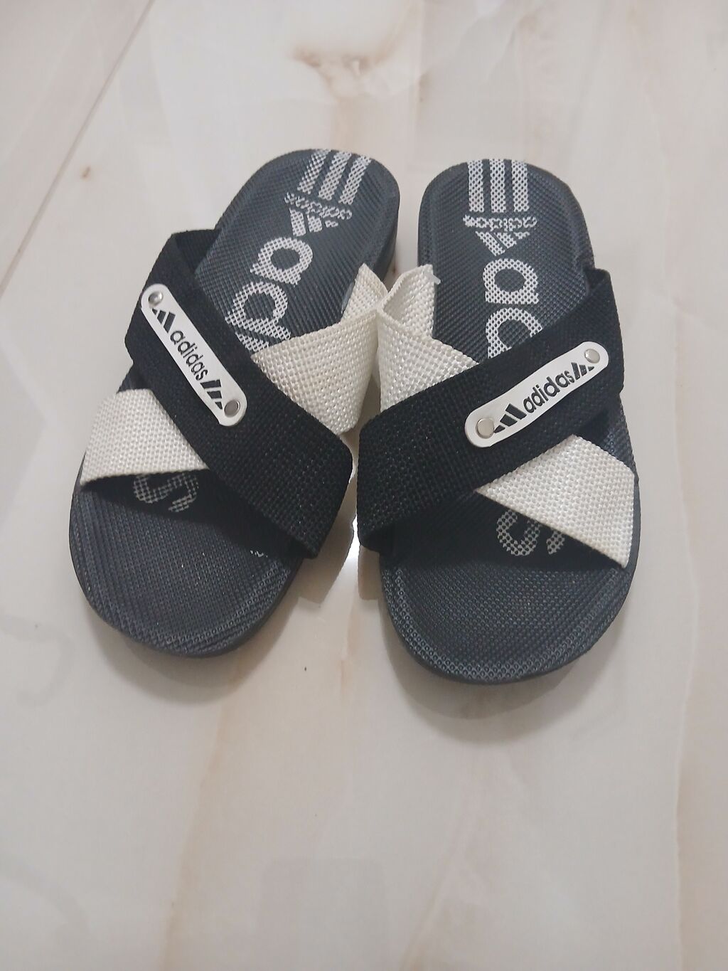 Adidas japanke/sandale za decubr40 - Model sa unakrsnim trakama