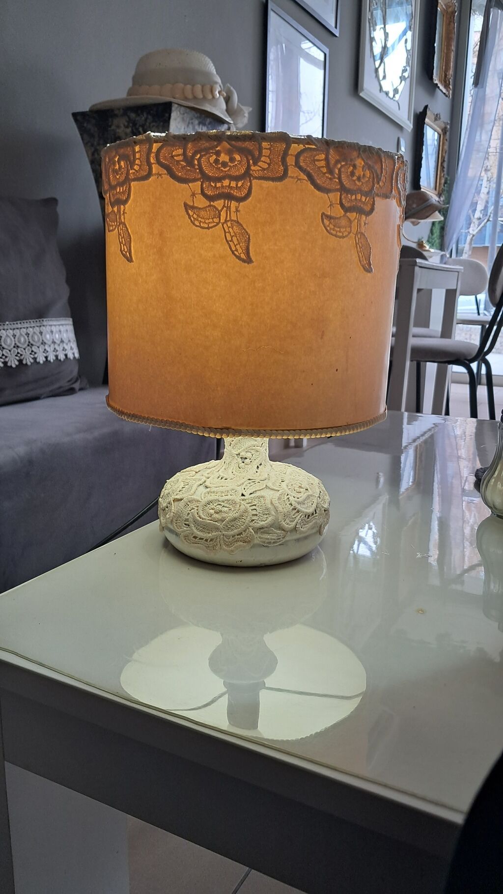 Retro vintaž stona lampa. sa čipkom