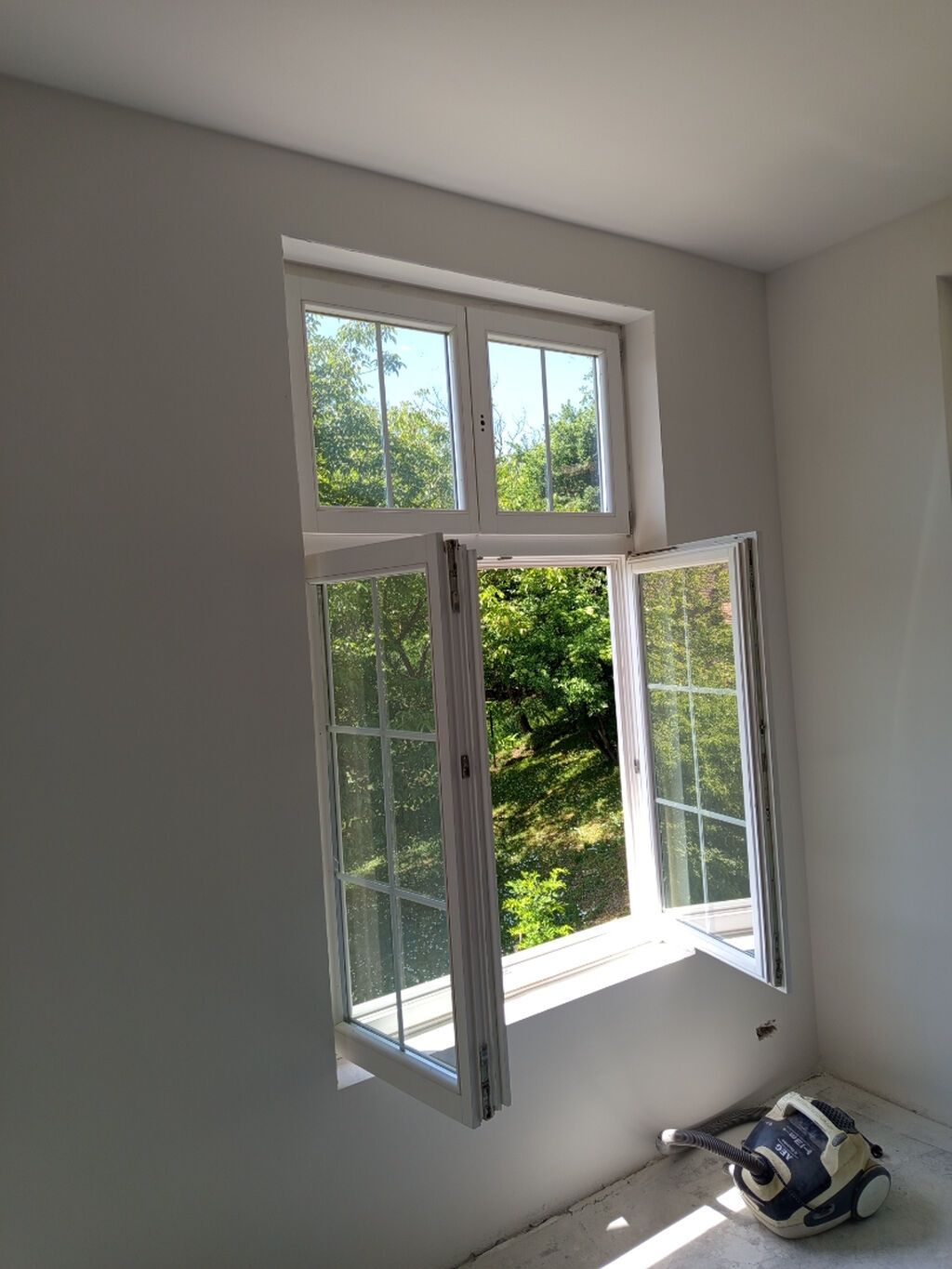 Prodajem 6 drvenih prozora Dva su 120×215 Dva su 130×215 Prozori