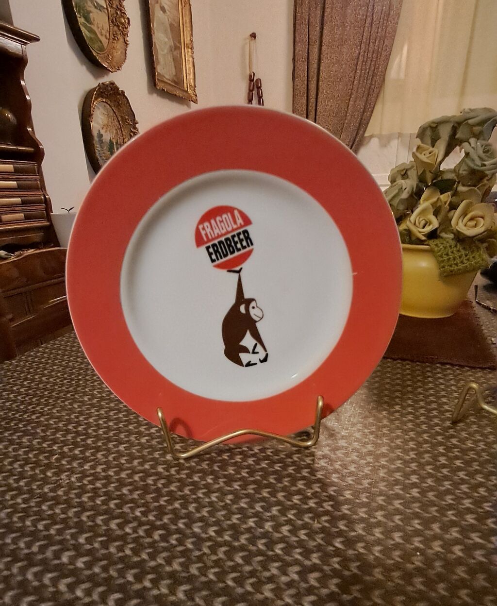 Držači za ukrasne tanjire i slike. Metalni.Ima ih 5 komada. Cena