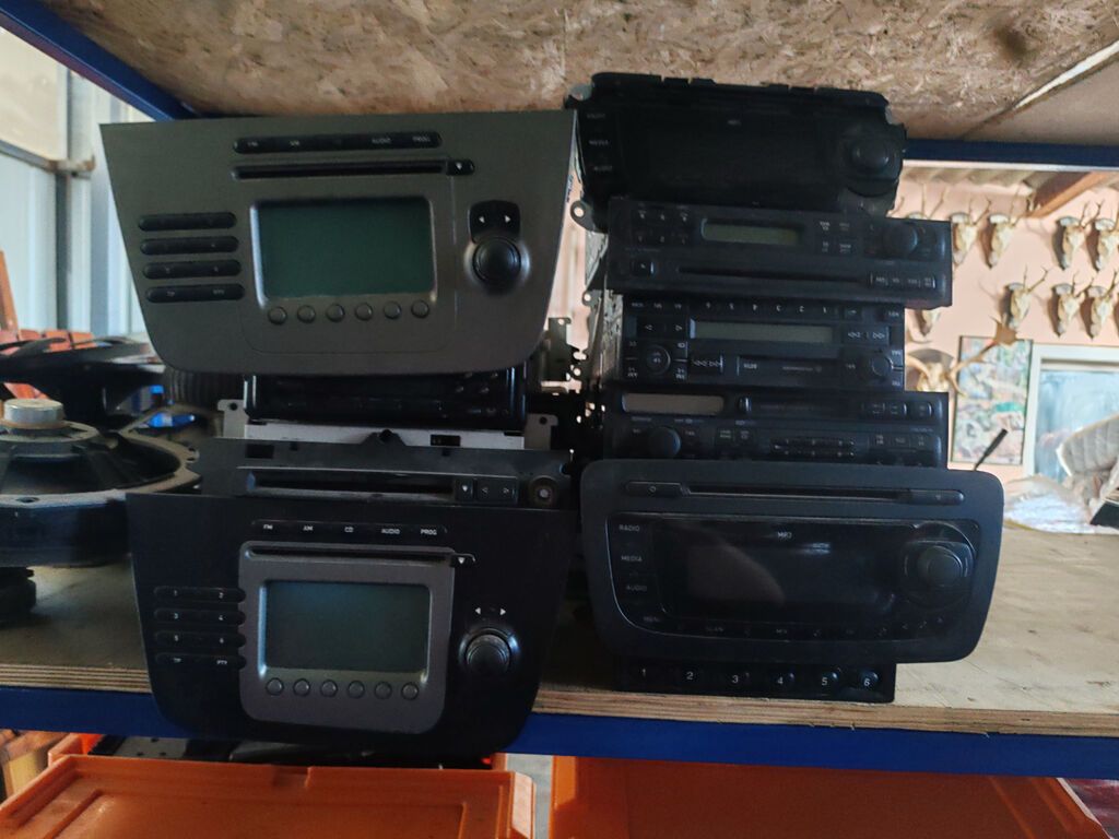 Auto radio uređaji – različiti modeli i brendovi - Više tipova