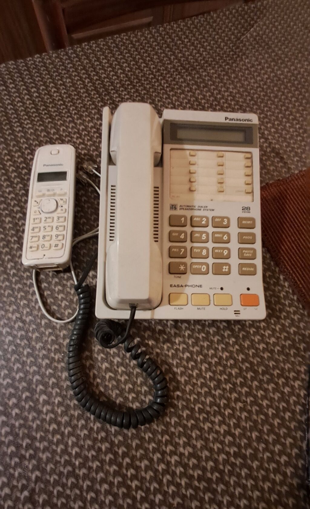 Fiksni telefoni. Stari. Ispravni. Oba za 1000 dinara