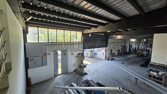 Izdaje se kompletno renovirana hala 660 m² sa asfa