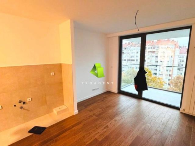Nenameštena garsonjera u modernom stambenom kompleksu na Bulevaru Nemanjića ID#8425