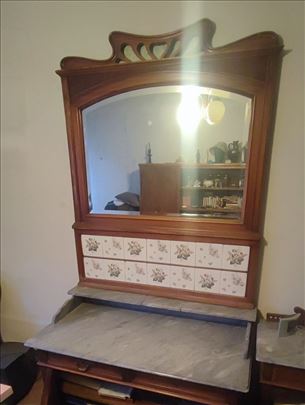 Vintage orman sa ogledalom