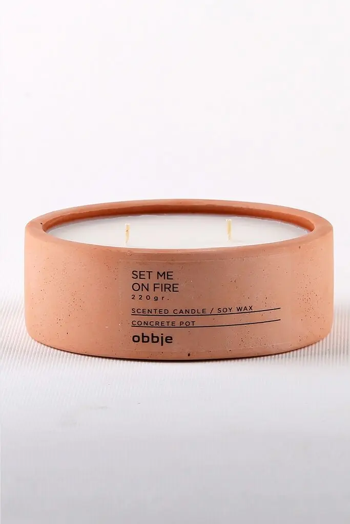 Aberto Design Betonska sveća Set Me On Fire Flat, Miris jabuka-cimet, 12 cm, Parafin i soja, Roze