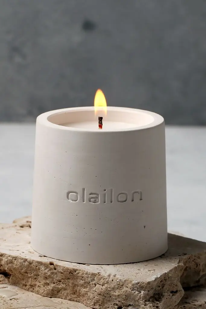 Aberto Design Betonska sveća Konik, Miris vanile i ruže, Parafin i soja, 8.5 cm, Bela