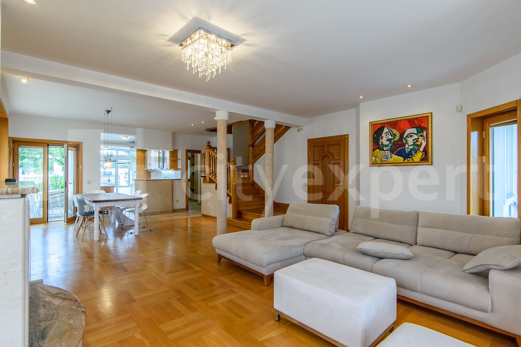 Stan u kući za izdavanje BEZ PROVIZIJE: Četvorosoban, 200m², Milana Blagojevića Španca, Savski venac - 2200€