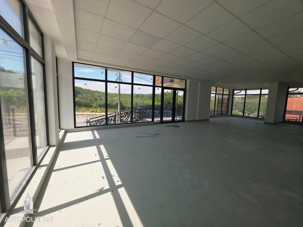Odličan posl. prostor, trostran izlog, Radmilovac ID#1337
2.900 €