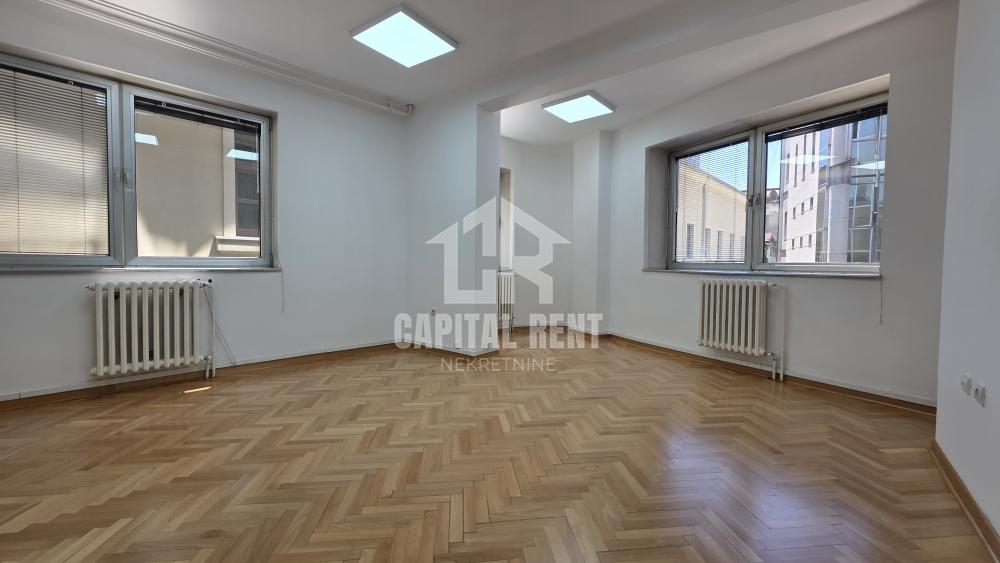 Strogi centar Beograda | 7 kancelarija | Lift, portir, obezbeđenje. ID#1616
2.200 €