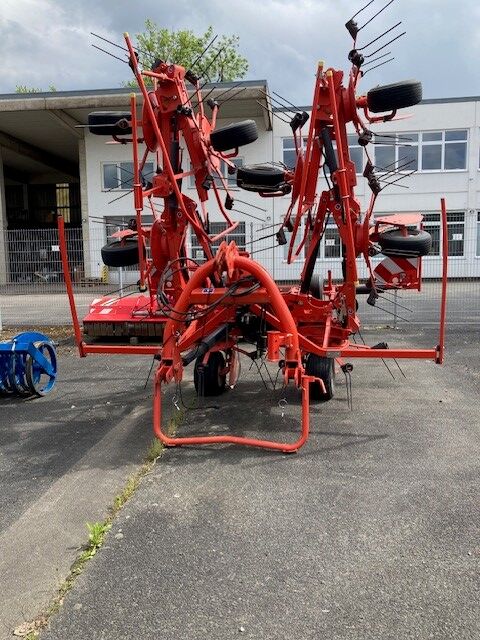 Kuhn 8712 prevrtač sena