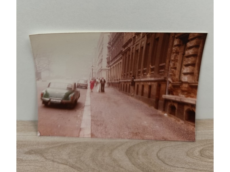 Stara fotografija ulice – oldtimer automobil