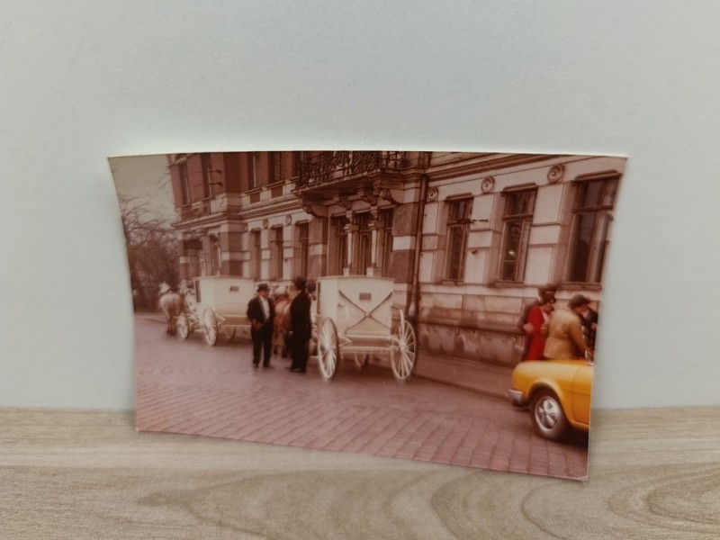 Stara fotografija ulice – oldtimer automobil i kočije
