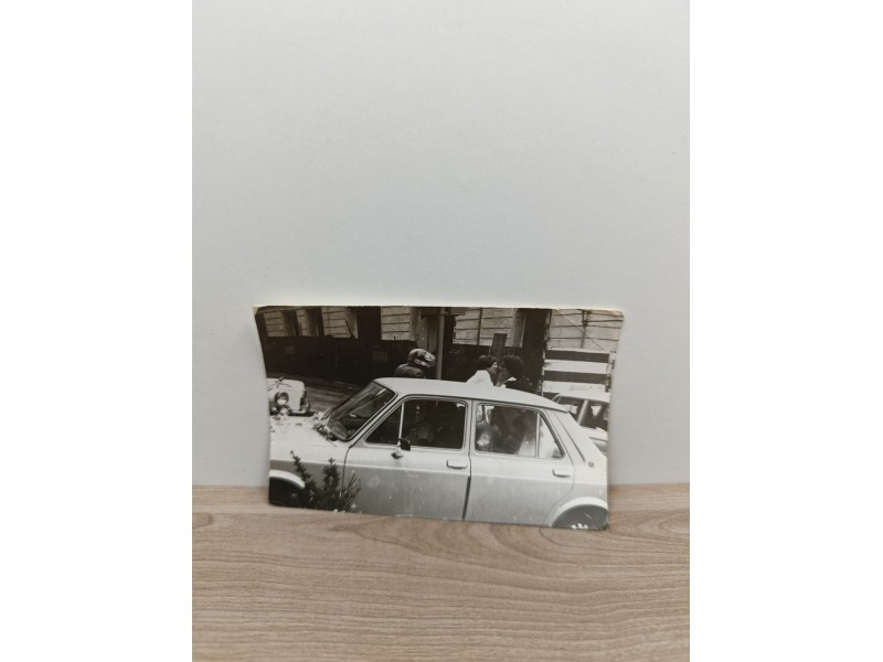 Vintage fotografija sa automobilom Zastava 101