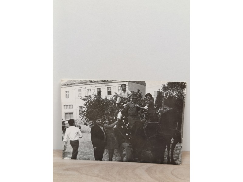 Vintage fotografija ljudi i konji