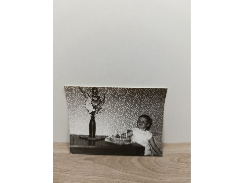 Vintage fotografija devojčica u haljini