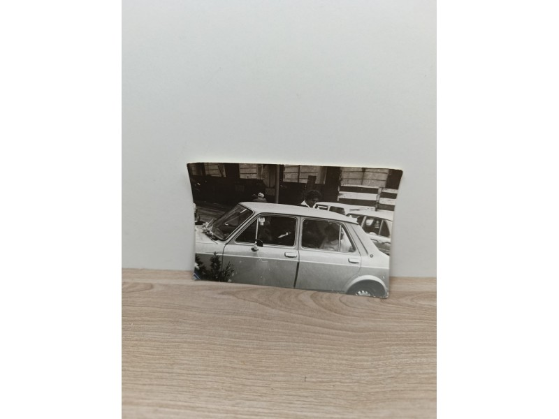 Vintage fotografija sa automobilom Zastava 101