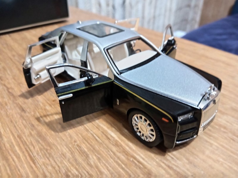 Rolls-Royce Phantom metalni model 1:32 (svetlo + zvuk)