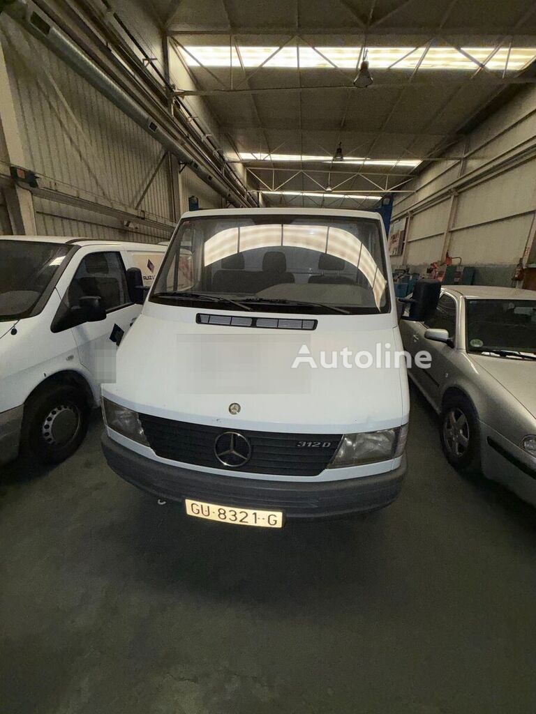 Prodaje se Mercedes-Benz kamion s ravnom platformom < 3.5t na aukciji