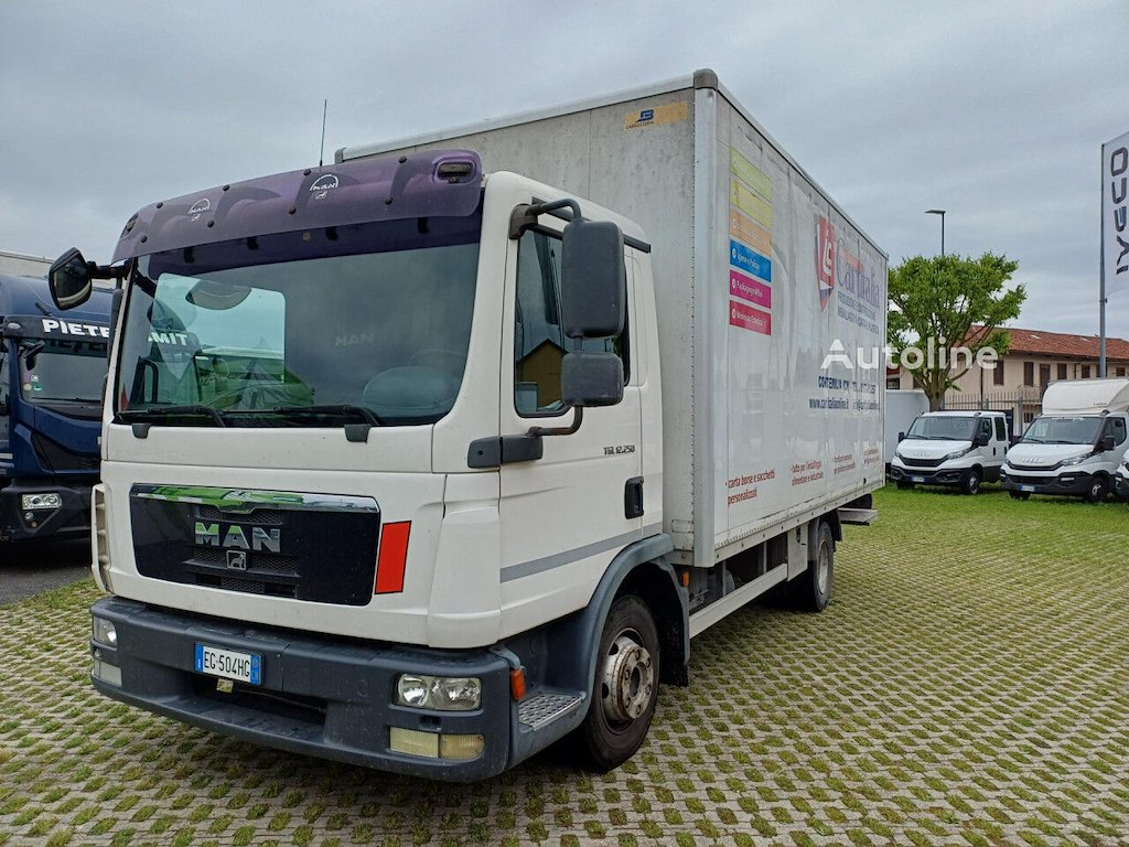 MAN ANDERE 12.250 kamion furgon