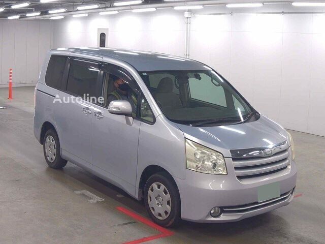 Toyota NOAH putnički minibus
