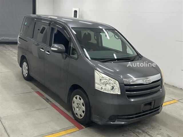 Toyota NOAH putnički minibus