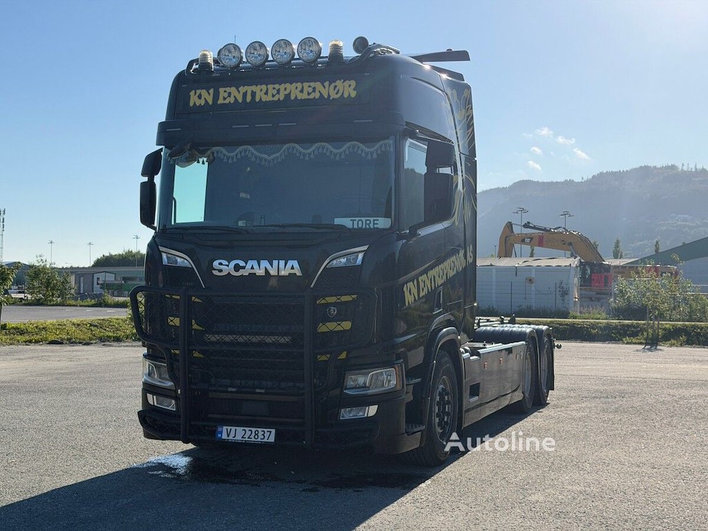 Prodaje se Scania R650 V8 6x4 krokbil rol kiper sa kukom na aukciji