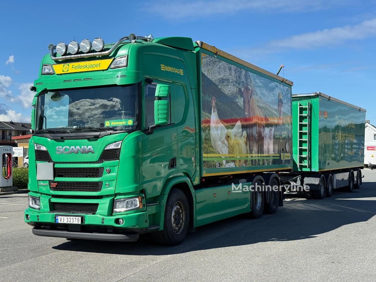 Prodaje se Scania XT 590 kamion za prevoz zrna na aukciji + prikolica za prevoz zrna